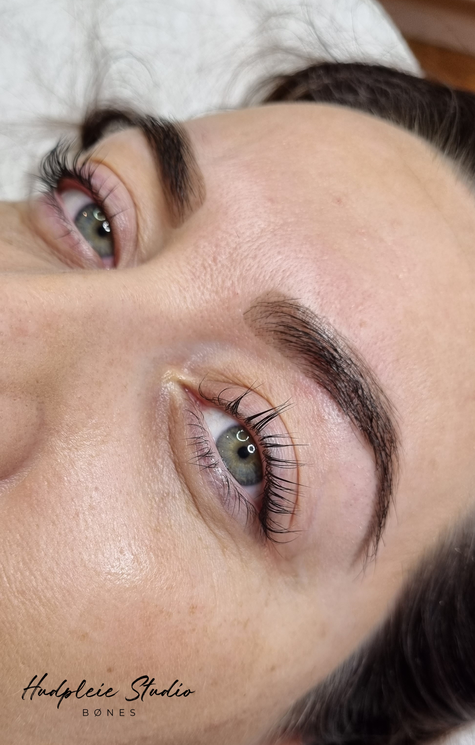 Vippeløft med farge hos Hudpleie Studio Bønes | Let's deal