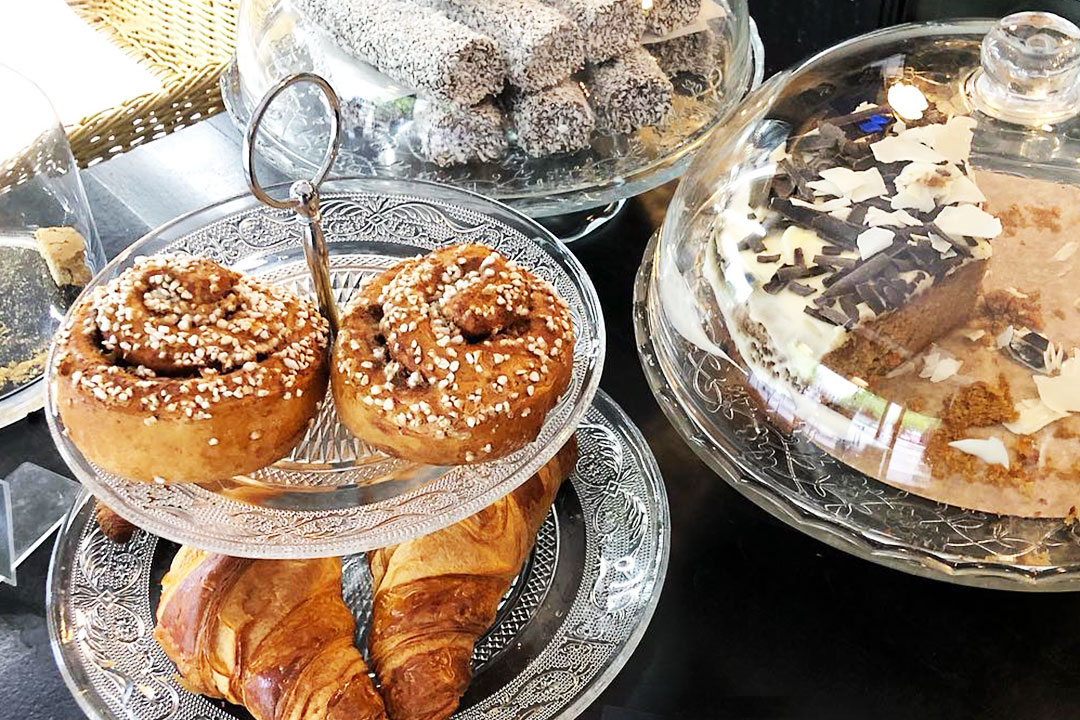 Fika med nybryggt kaffe eller te och en bulle | Let’s deal