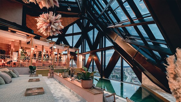 Söndagsmys för 2 på Jacy'z med övernattning & Pool Club | Let’s deal