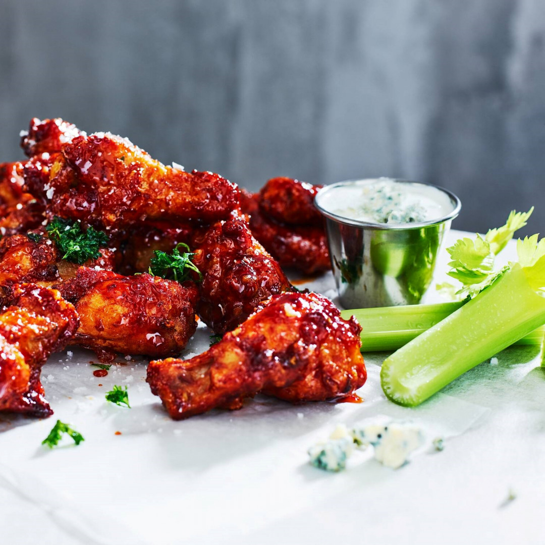 Hot Buffalo Wings & Burger med tilbehør, kun 189,- pr pers hos O'Learys ...